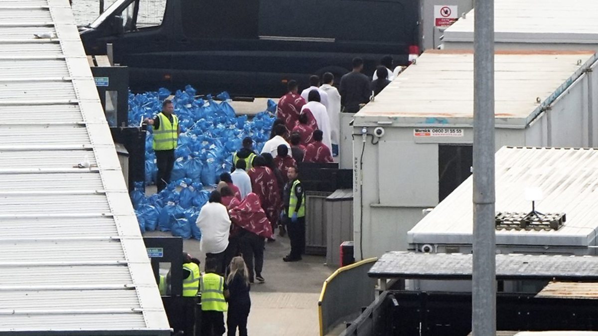 BBC News - More Than 1000 Migrants Cross Channel In A Day