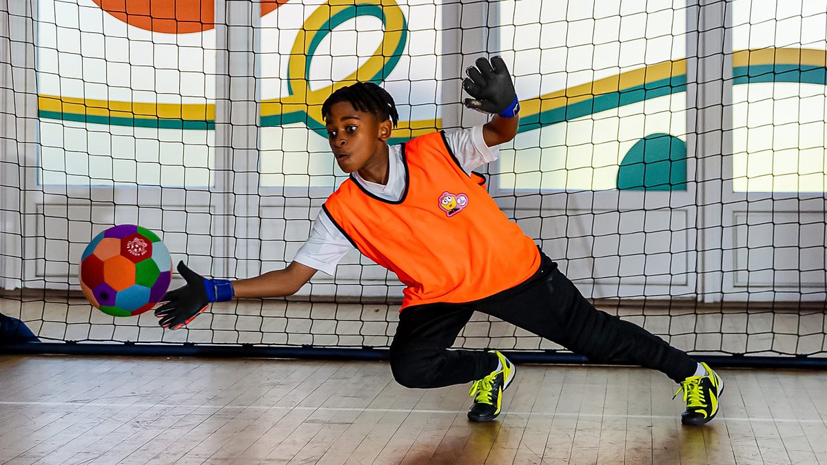 Football Fantastics - Series 1: 8. Loop, Swoop and Pull - BBC iPlayer