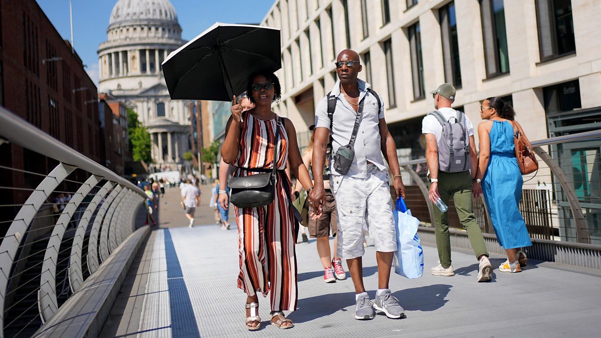 BBC News - Heatwave Peaks in UK with Amber Heat Alerts
