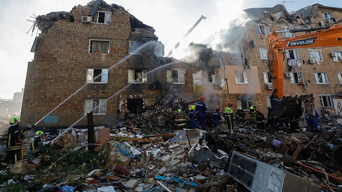 BBC News - At Least 19 Dead After Russian Strikes On Kyiv