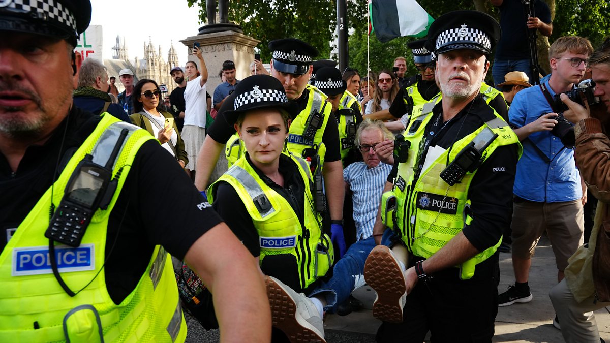 BBC News - Hundreds Arrested At Rally Protesting Palestine Action Ban