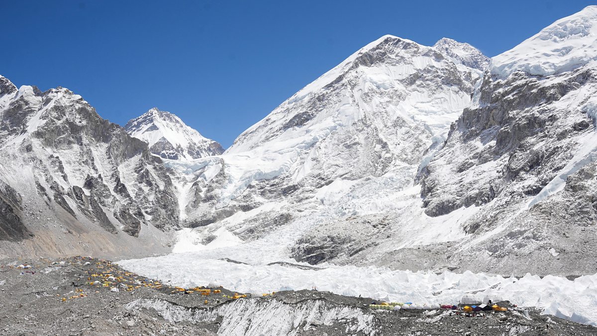 BBC News - Over 200 Hikers Stranded on Mount Everest