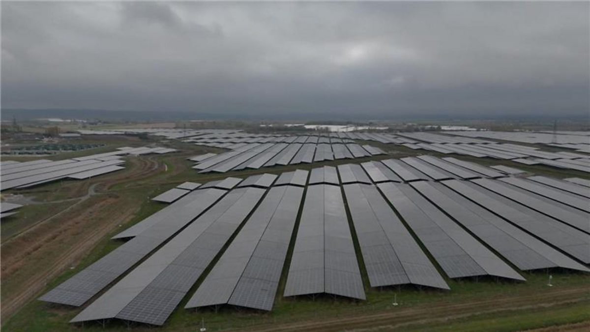 BBC News - UK's Biggest Solar Park a 'Blueprint' for Future