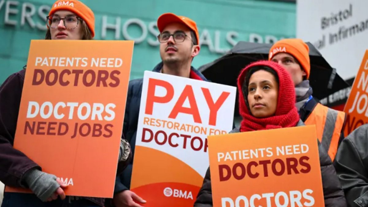BBC News - PM Calls Strike 'Dangerous and Utterly Irresponsible'