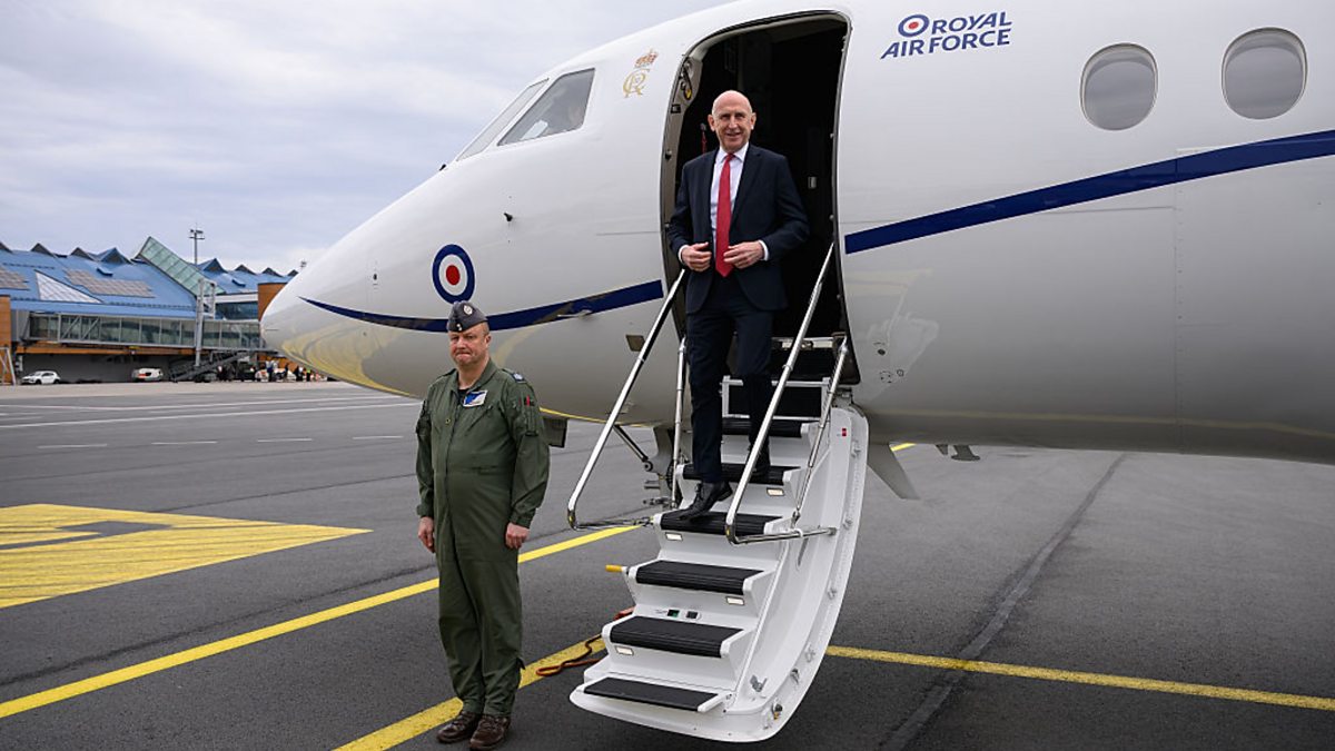 BBC News - Defence Secretary's Jet Signal Jammed Near Russian Border