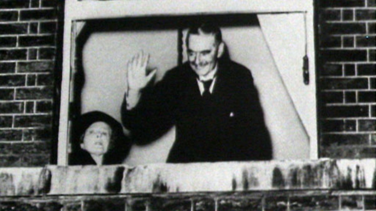 Neville Chamberlain achieves 'peace with honour' - Hitler and Nazi ...