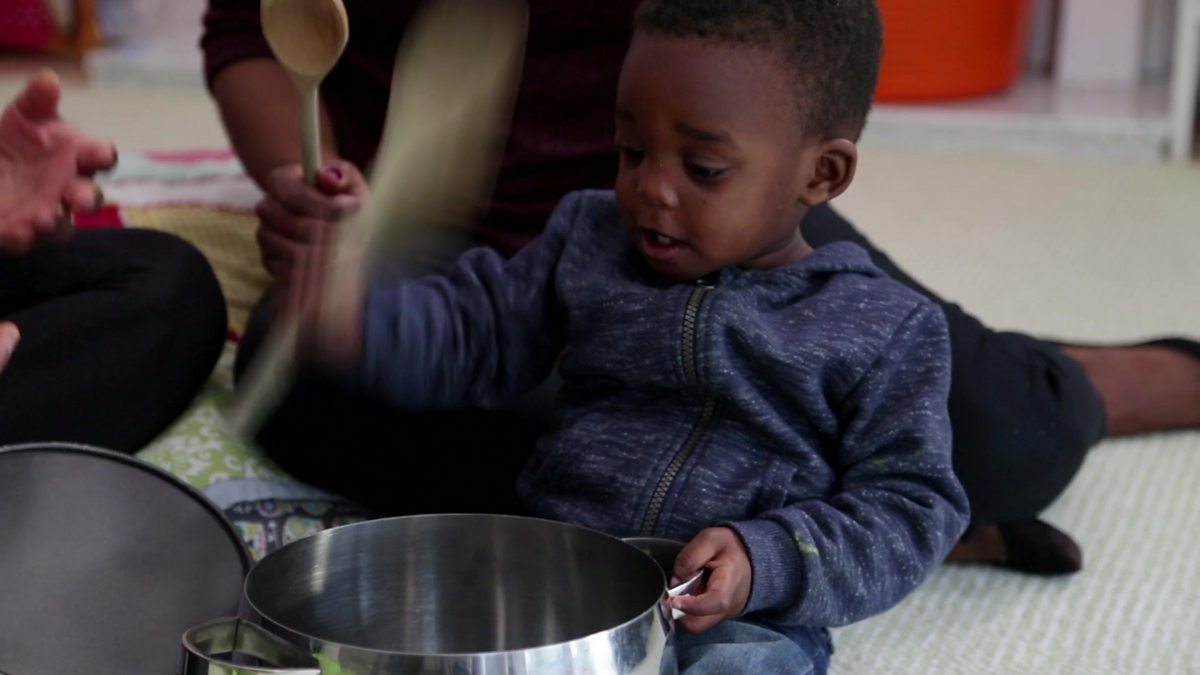 Drumming games with toddlers - what toddlers learn through hitting pots ...