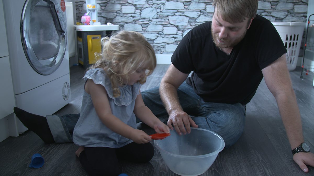 Follow your child's lead: Play the washing up game - BBC Tiny Happy People