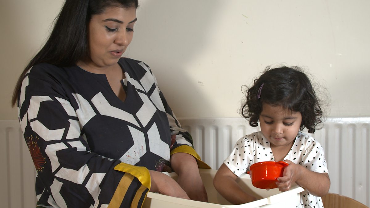 Cleaning games for children: The washing up game - BBC Tiny Happy People
