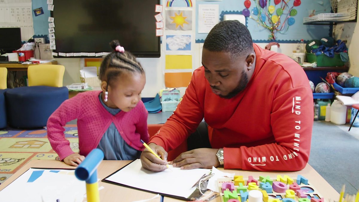 What does an early years practitioner do? - BBC Tiny Happy People