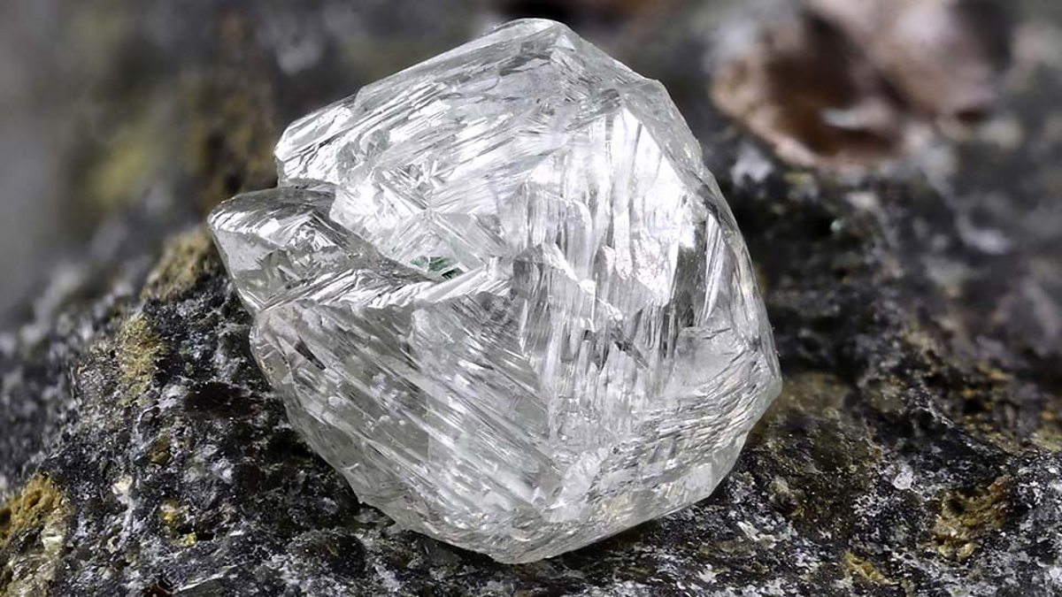 Diamond and graphite - Giant covalent molecules - AQA - GCSE Chemistry ...