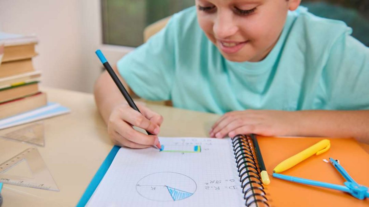 Simple shapes - Calculating perimeter - 3rd level Maths Revision - BBC ...