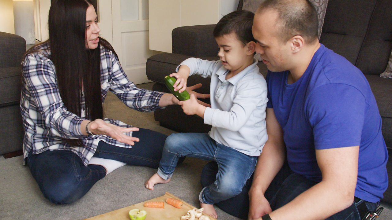 Matching games for kids - matching fruit and vegetables - BBC Tiny ...