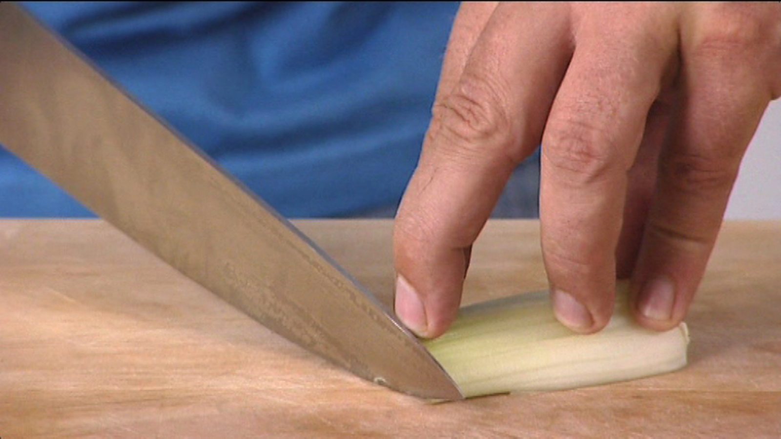 Knife skills: how to finely chop - BBC Food