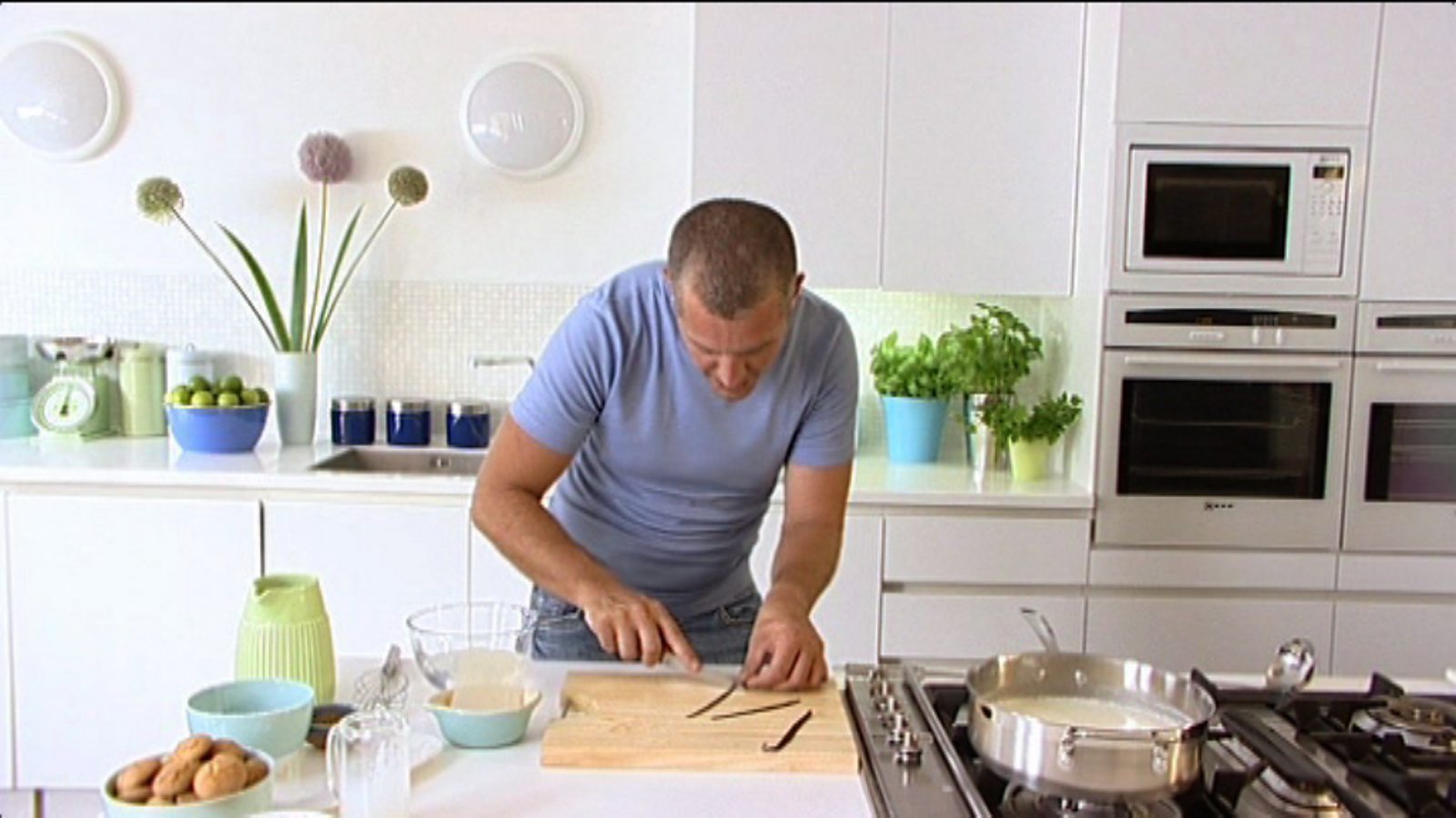 Plum pudding (plum duff) recipe - BBC Food