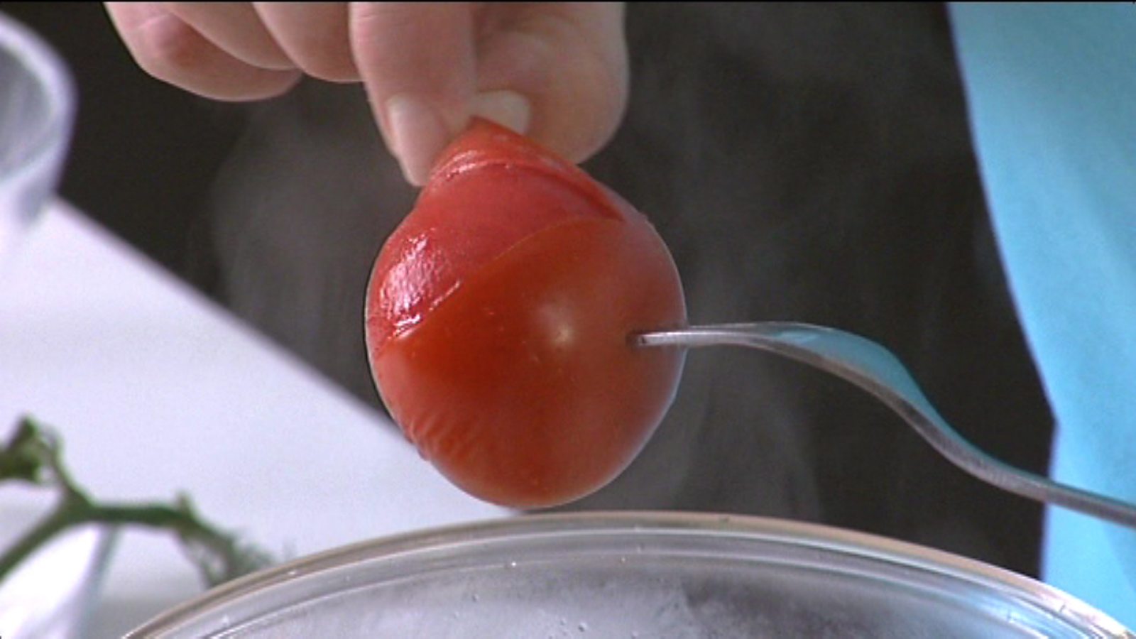 Skinning tomatoes - BBC Food