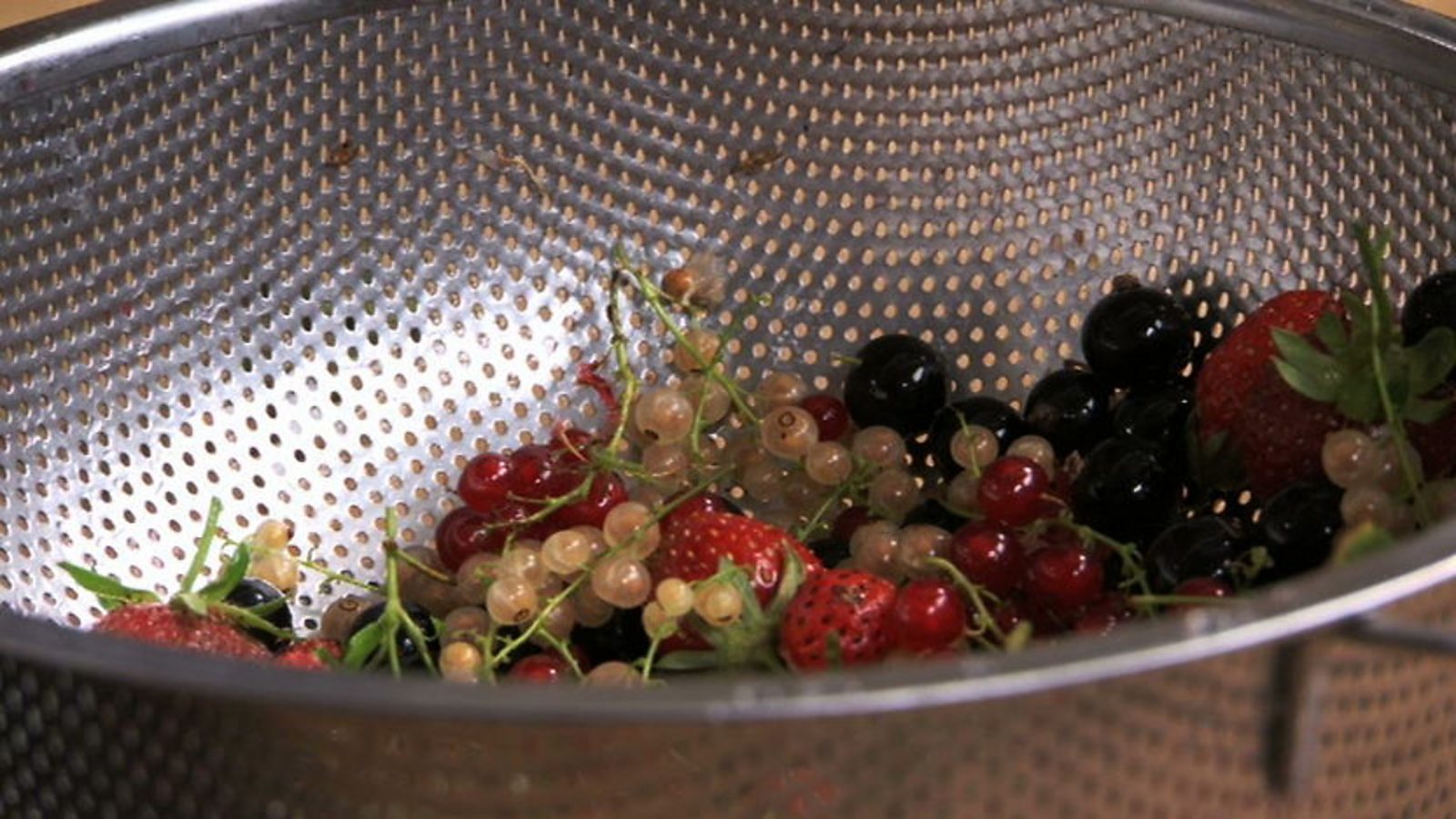 Easy summer trifle recipe - BBC Food