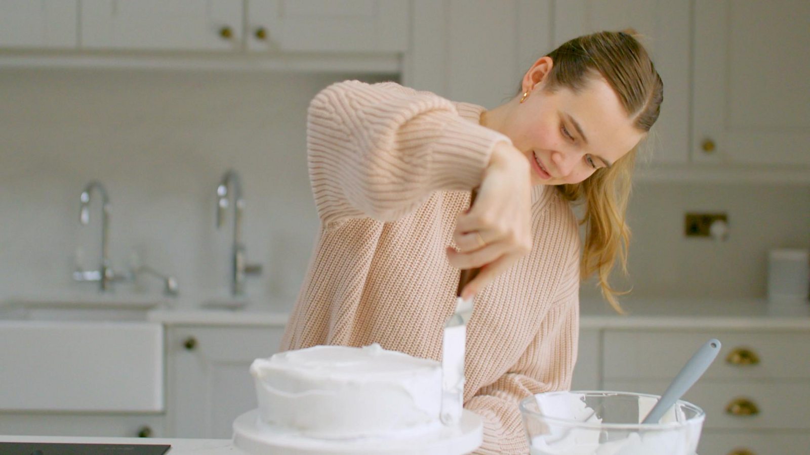 How to ice a cake with royal icing - BBC Food