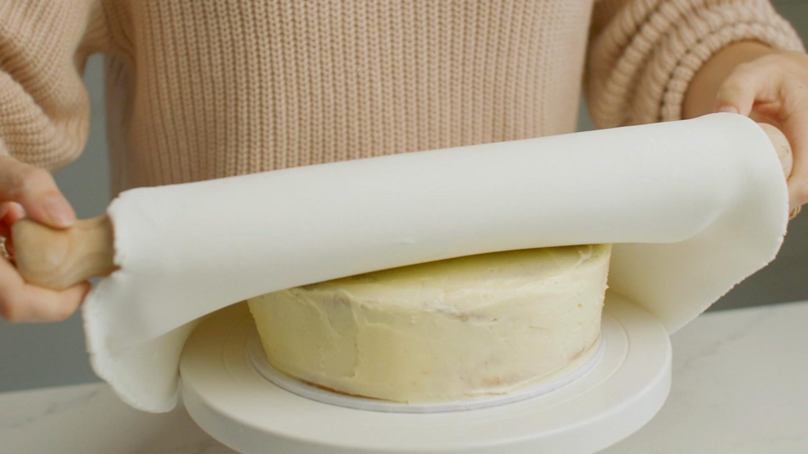 How to cover a cake with fondant icing - BBC Food