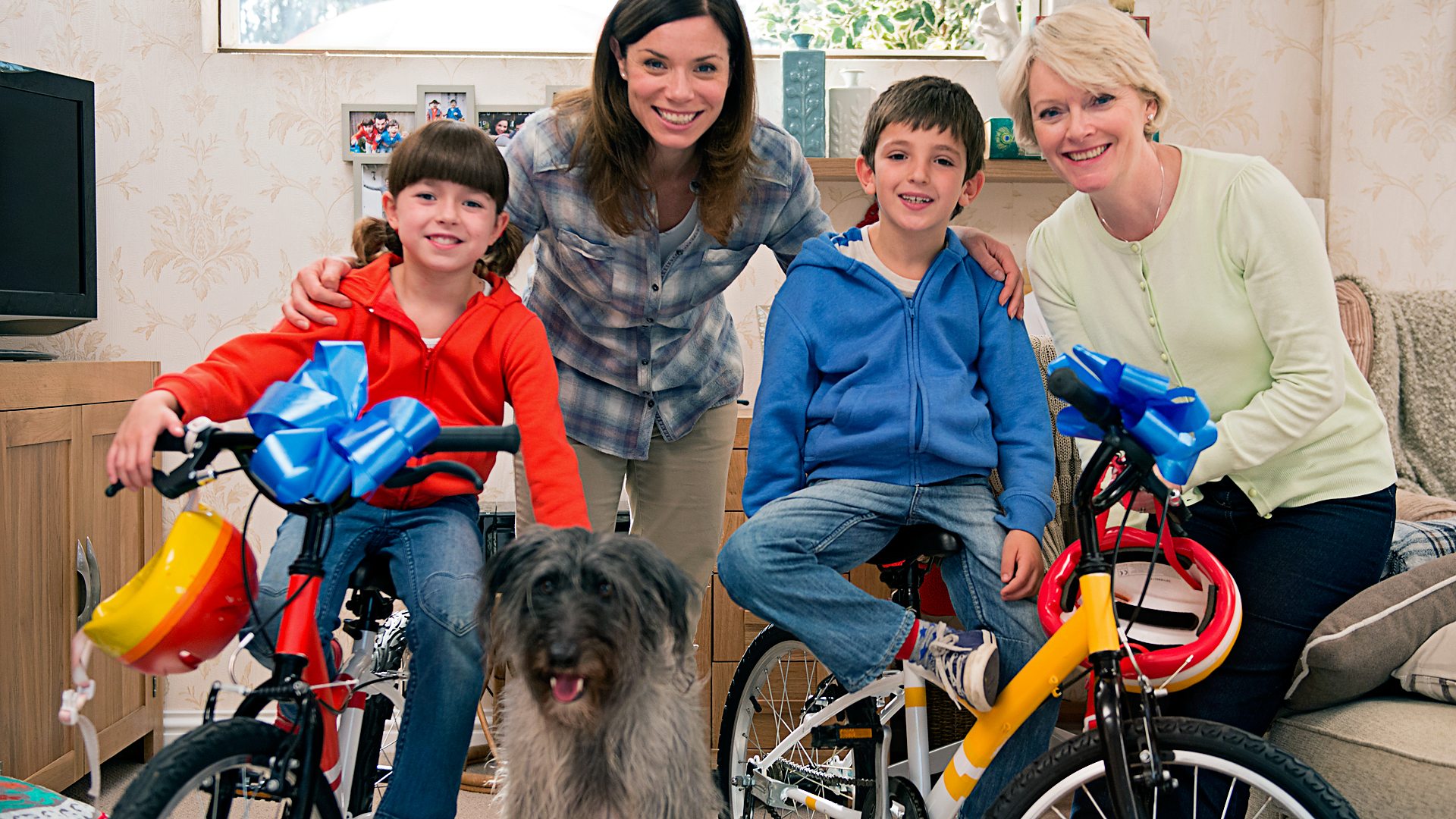 BBC iPlayer - Topsy and Tim - Series 2: 8. New Bikes