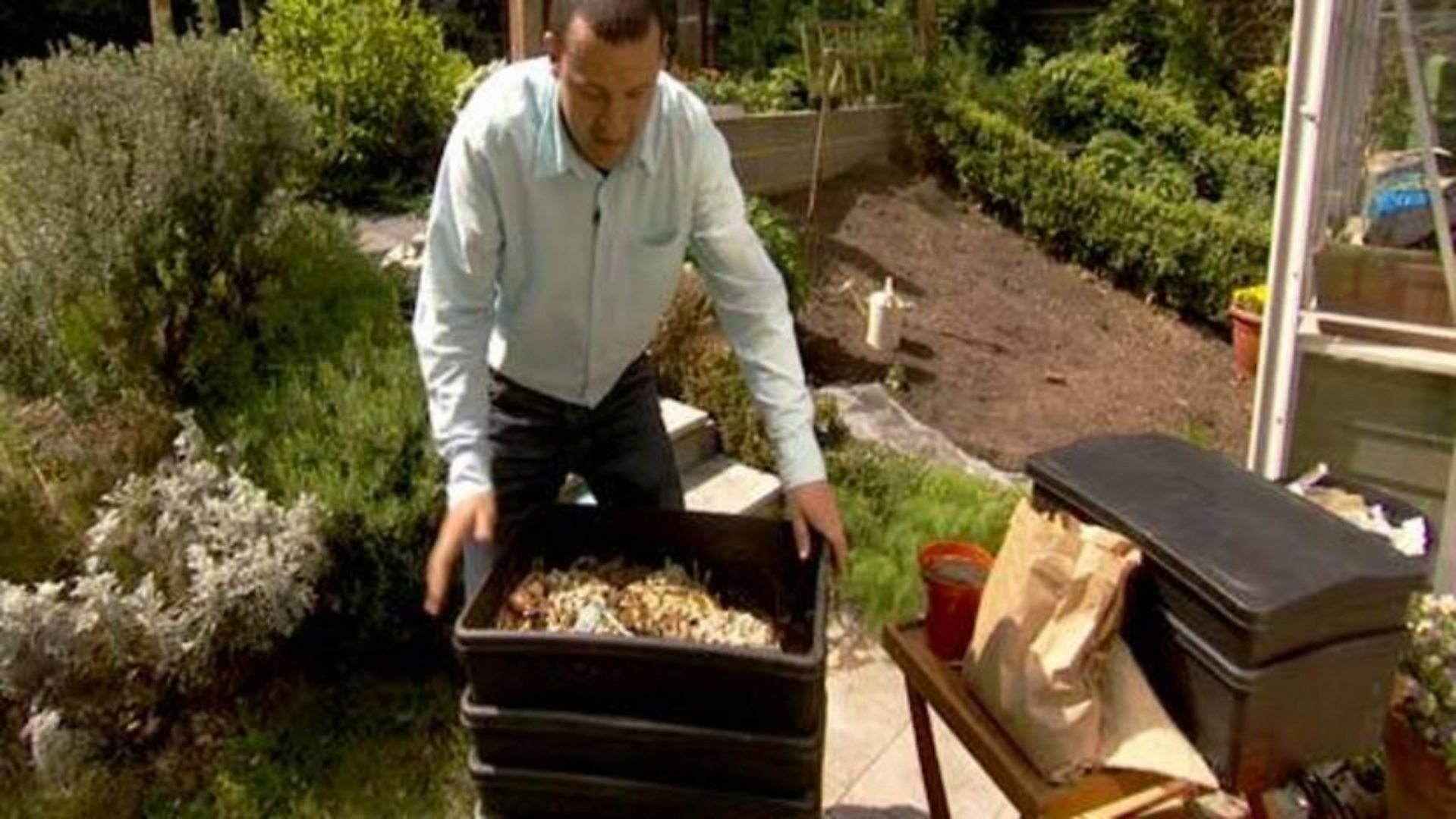 BBC - Dig In, How to make a wormery