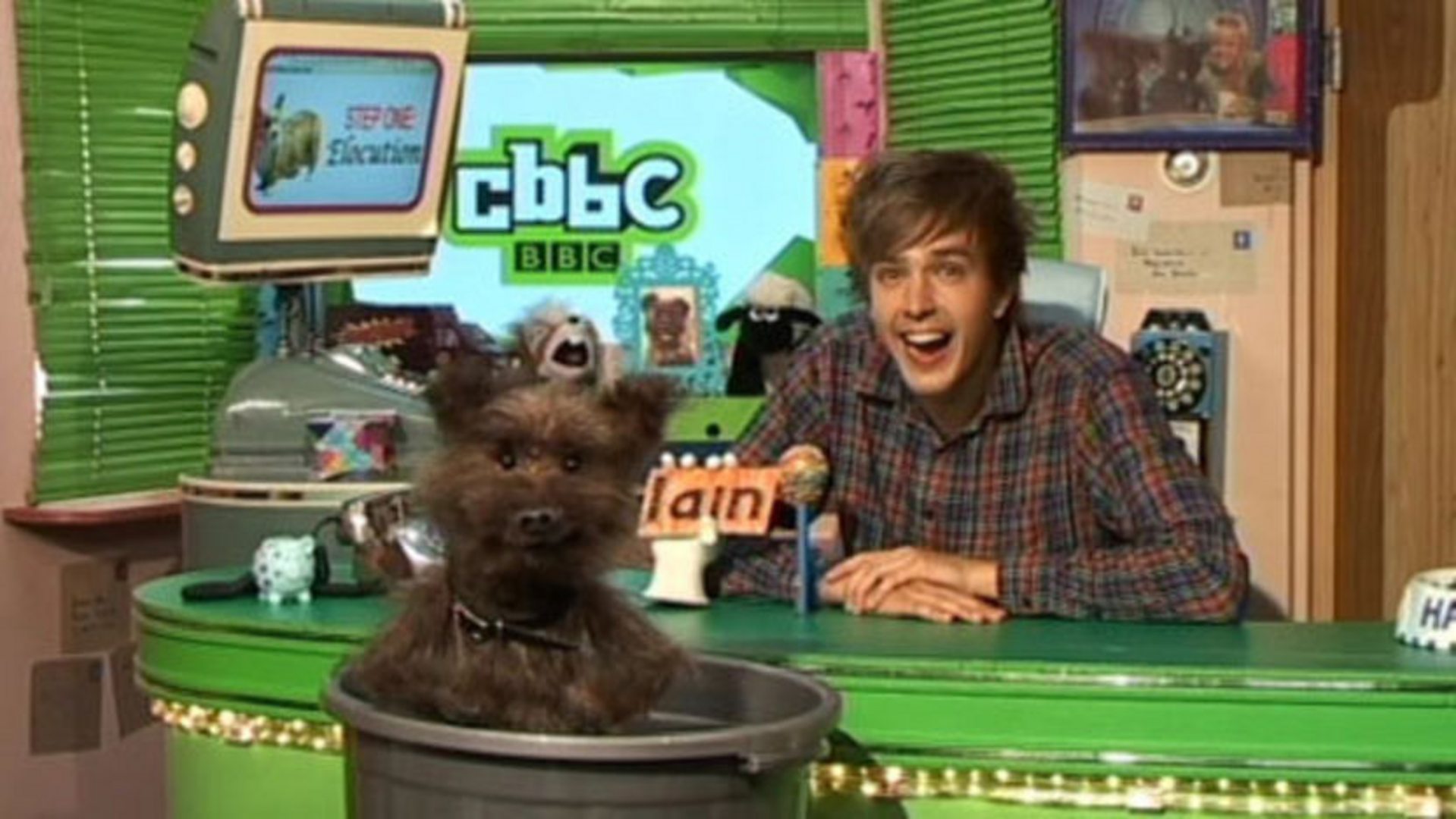 CBBC - Iain and Hacker, Hacker Attempts to Prove His Royal Roots