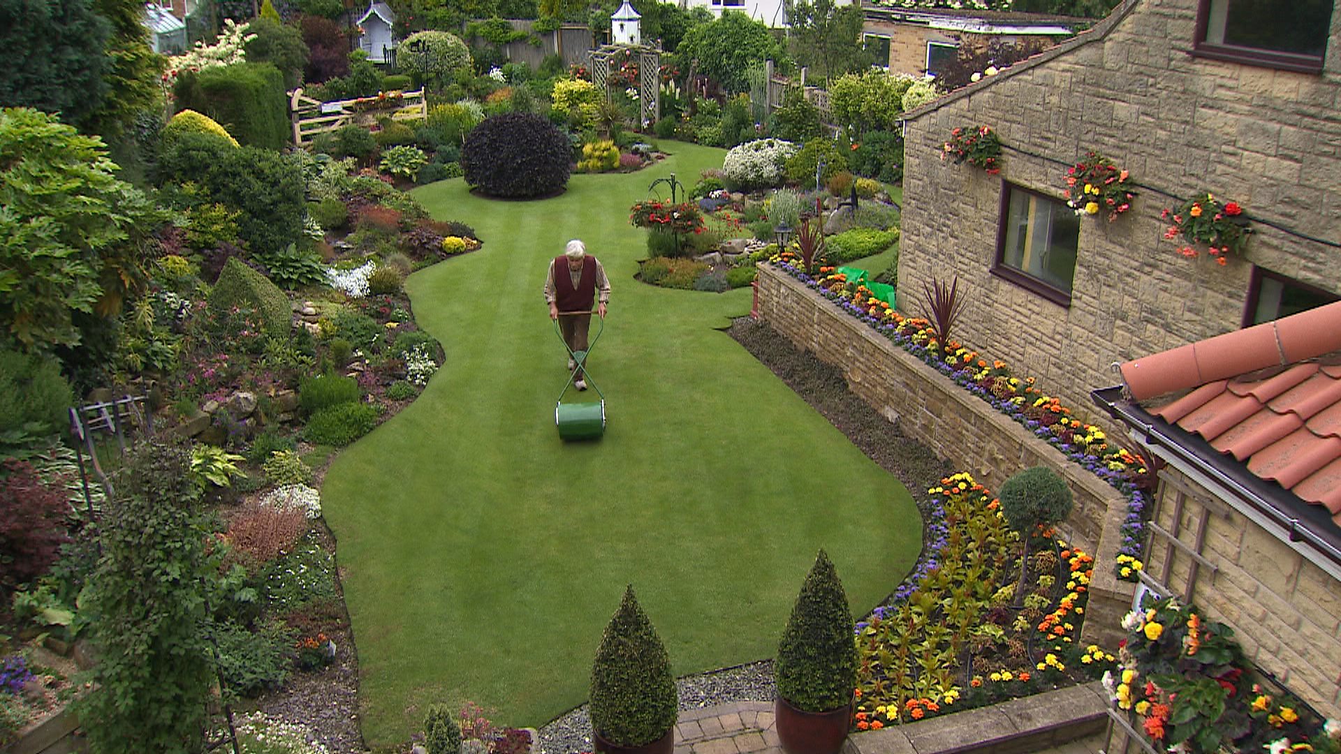 BBC Two - Gardeners' World, 2015, Episode 15, Stuart’s lawn
