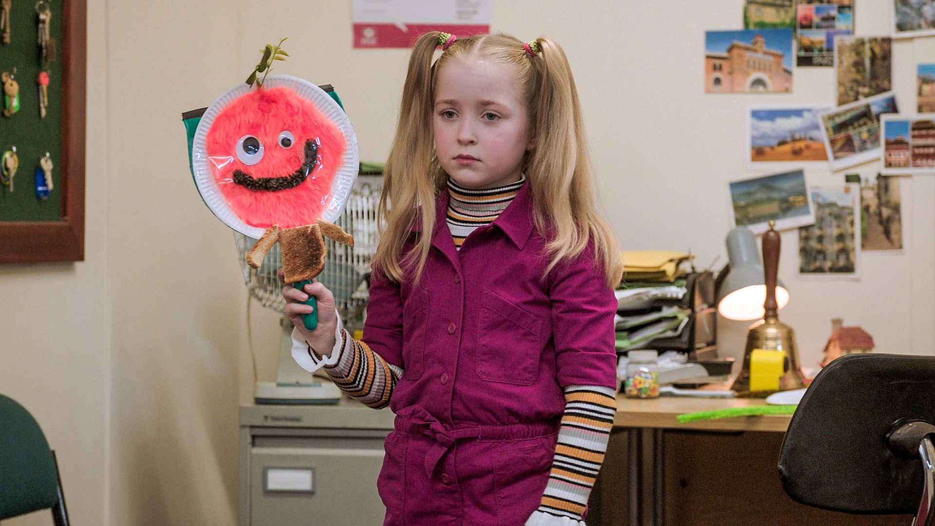 BBC iPlayer - Molly and Mack - Series 4: 7. Euans Present