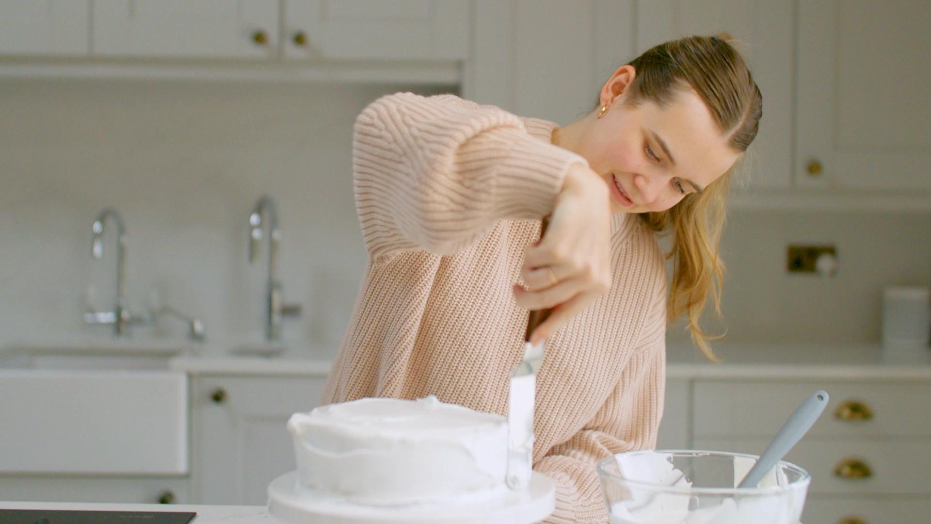 BBC - BBC Food, How to cover a cake with royal icing