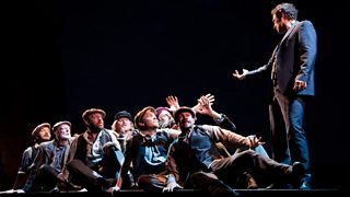 Symud dy gorff - Defnyddio dy gorff - TGAU Drama Revision - BBC Bitesize