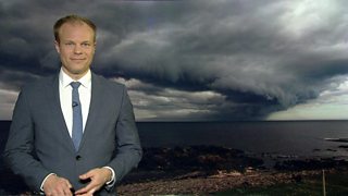 UK weather: Man dies after being swept out to sea - BBC News