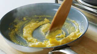 How to make scrambled eggs - BBC Food