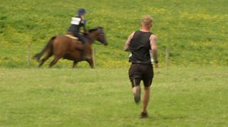 Man v Horse race: Hundreds try to beat horse in race over 22 miles ...
