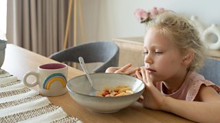 How to help your autistic child try new food - BBC Bitesize
