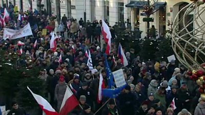 Polish anti-government protest in Warsaw - BBC News