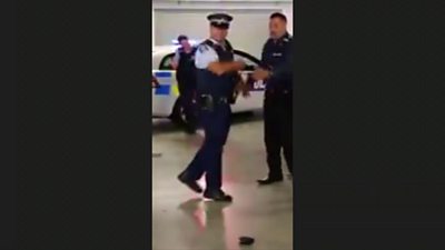 Singing Glasgow policeman wows in pub karaoke - BBC News