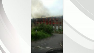 Oldham mill blaze: Crews tackle fire at derelict building - BBC News