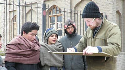 Ukraine war: Artist George Butler sketches conflict - BBC News