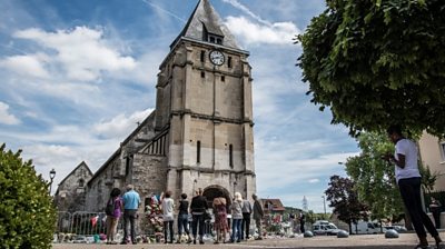Scaresville: 'Why I scare people for fun' - BBC News