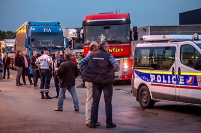 EU migrants crisis: Lorry protest causes Calais disruption - BBC News