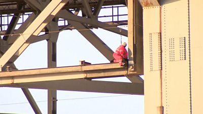 Repair work on the Forth Road Bridge wins engineering award - BBC News
