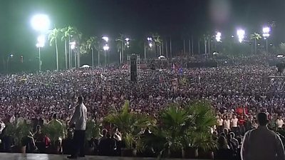 Fidel Castro funeral: Crowds line streets to greet cortege - BBC News