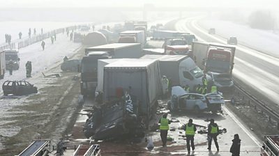 Icy US road pile-up caught on camera - BBC News