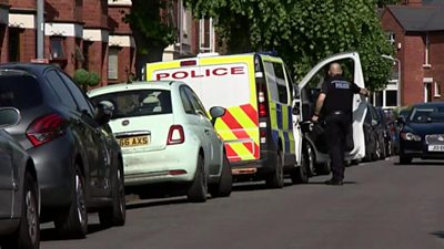 Manchester attack: Nuneaton house searched by anti-terror police - BBC News