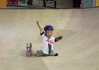 Cornwall amputee boy Marshall Janson in skateboarding plea - BBC News