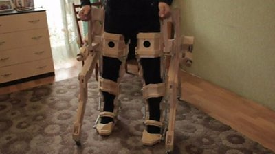 Mind-controlled exoskeleton allows paralysed man to walk - BBC News