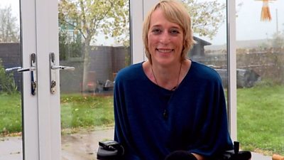 Oxford Professor heads back to Egypt after losing legs - BBC News