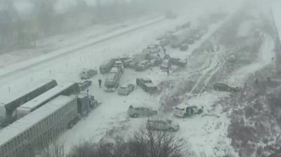 Iowa: Time-lapse footage shows multi-car pile-up - BBC News