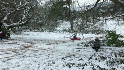 Man uses kayak to sledge down hill in Bristol - BBC News