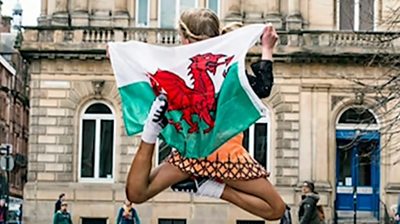Bolton's Irish dance champion Jess Hindley retains world crown - BBC News